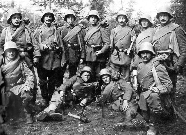 The Lanes Armoury | A German WW1 Close Combat Knife In Original Scabbard